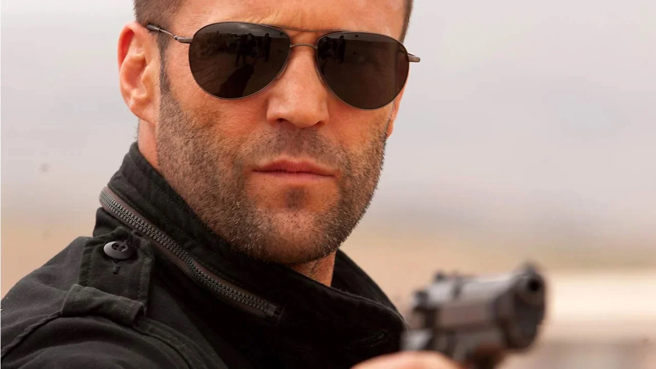 En este thriller de acción Jason Statham recorre el mundo disparando y ...