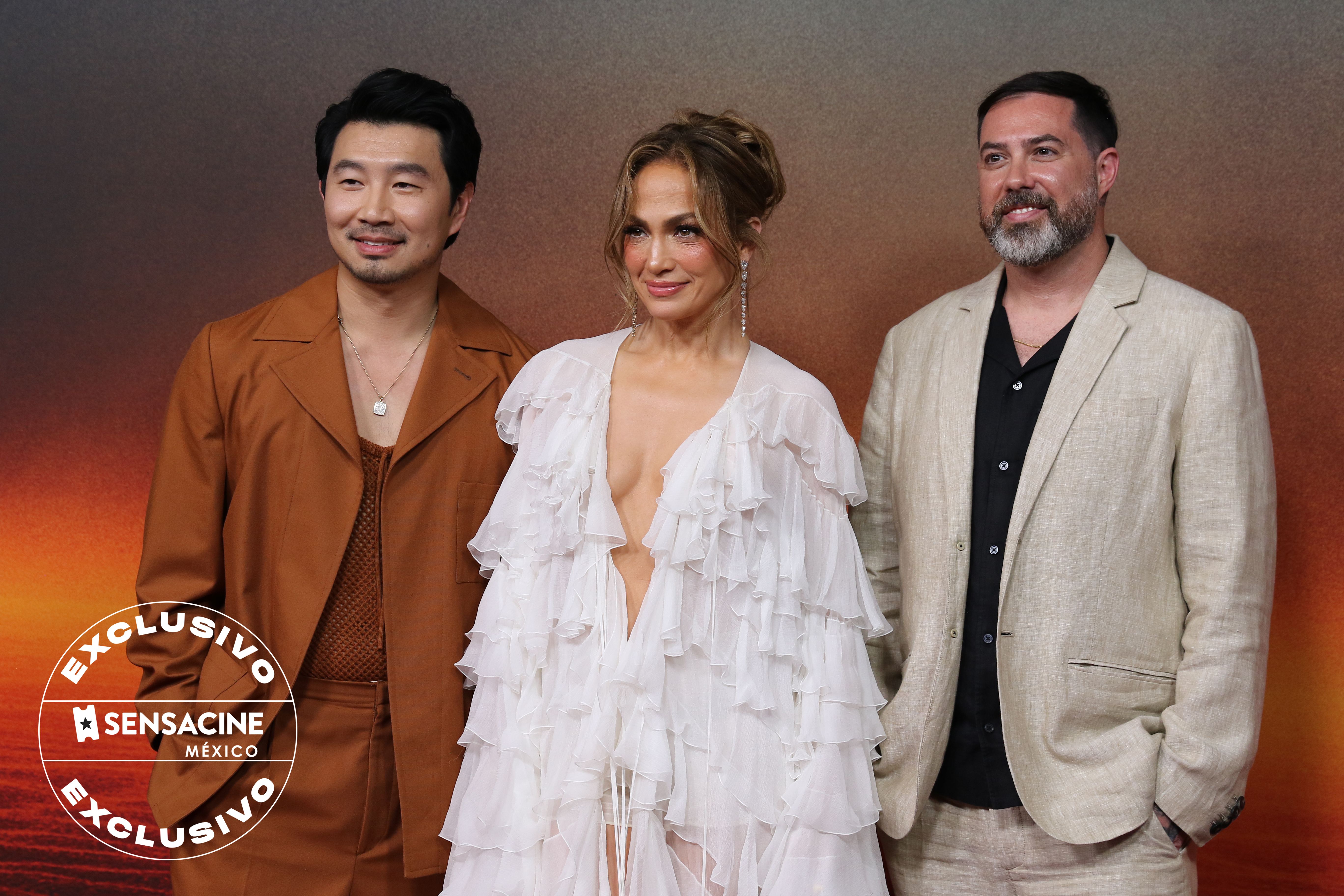 Foto de Brad Peyton - Atlas : Cobertura de revista Simu Liu, Jennifer Lopez, Brad Peyton - Foto ...