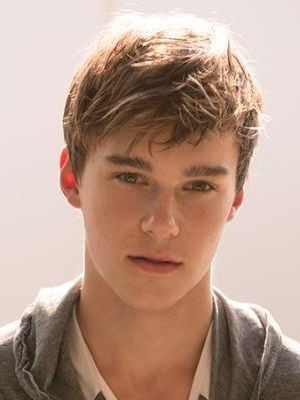 Mitchell Hope : Su biografía - SensaCine.com.mx