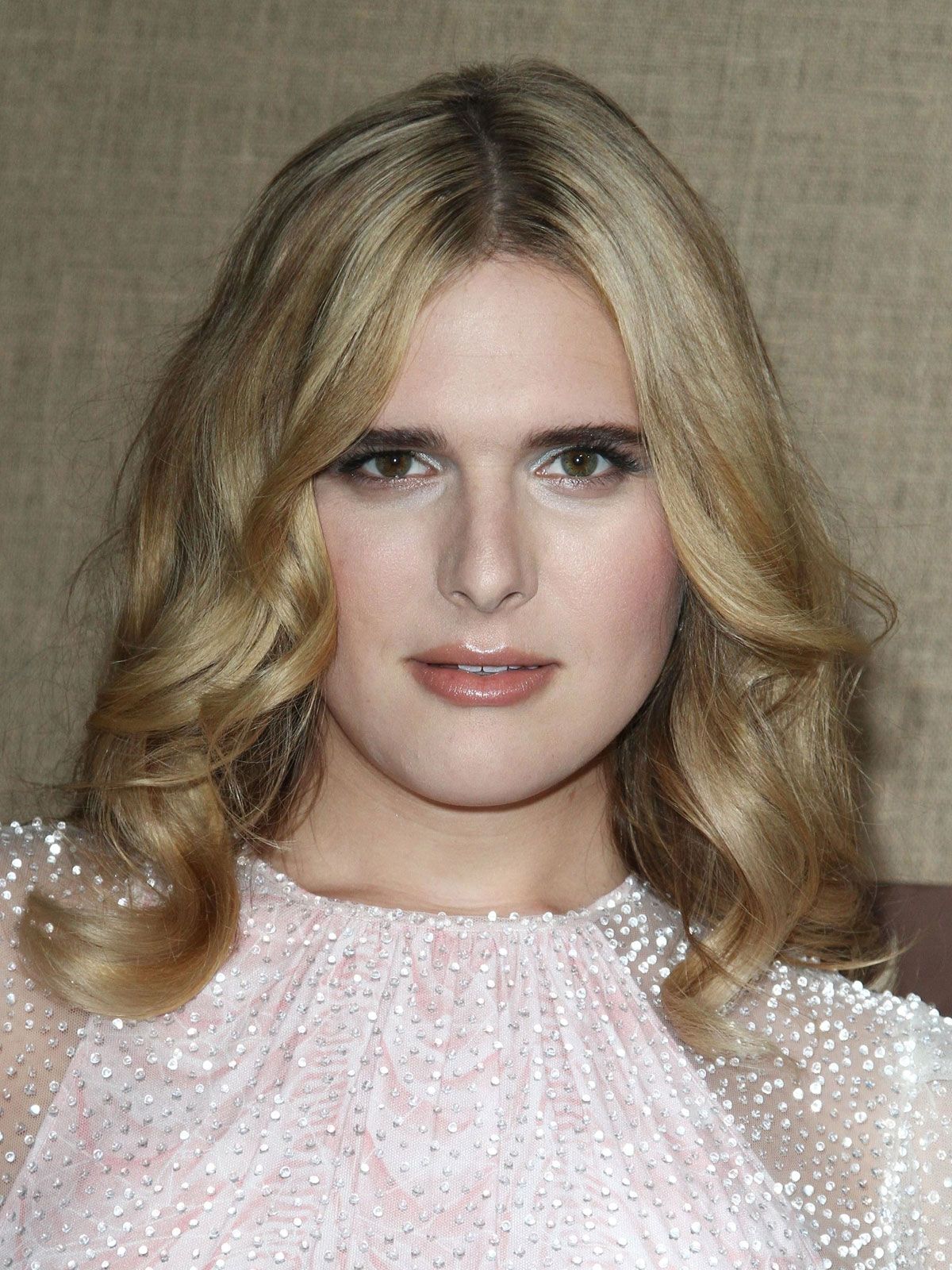 Hari Nef : Su biografía - SensaCine.com.mx
