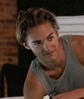 Mitchell Hoog : Su biografía - SensaCine.com.mx