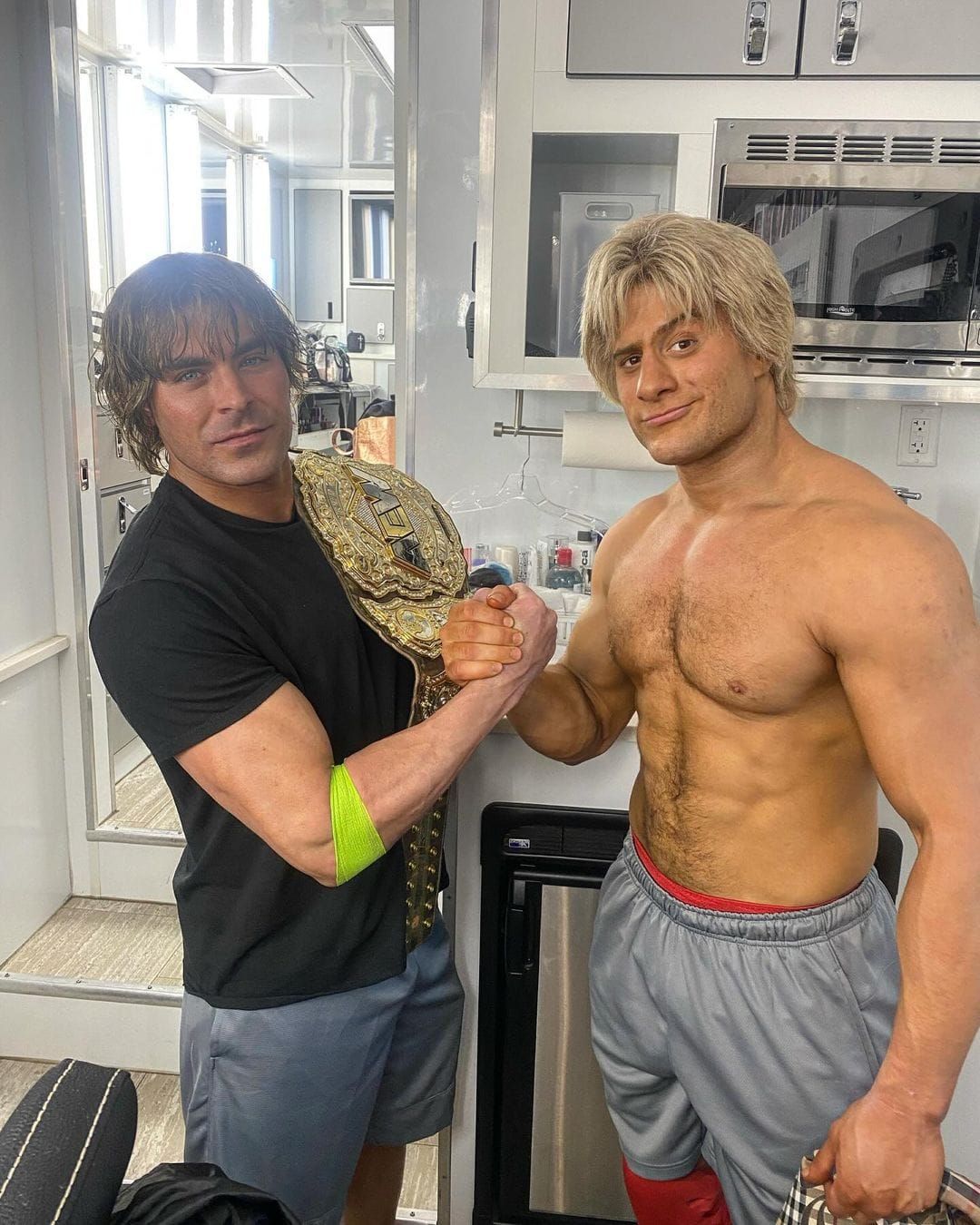 Foto de Maxwell Jacob Friedman - Foto Zac Efron, Maxwell Jacob Friedman ...